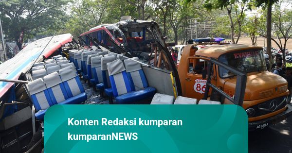 Foto: Ringseknya Bus Eka dan Sugeng Rahayu Usai Tabrakan di Ngawi | kumparan.com
